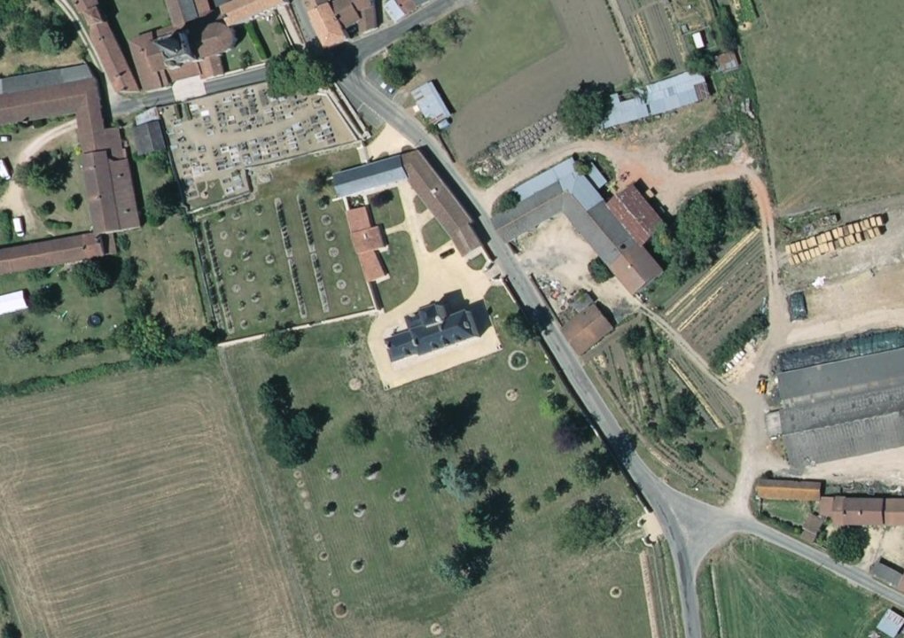 chateau de Saires : flanqué d'une tour polygonale