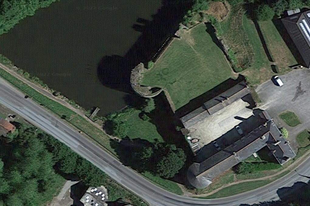 château de Corlay : vestiges visibles de l'extérieur