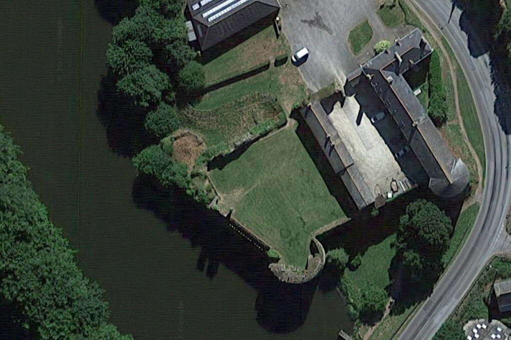 château de Corlay : vestiges visibles de l'extérieur