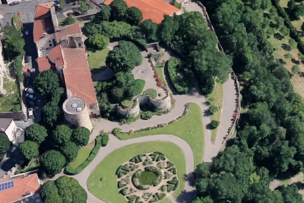 Château de Mirefleurs, situé dans le bourg