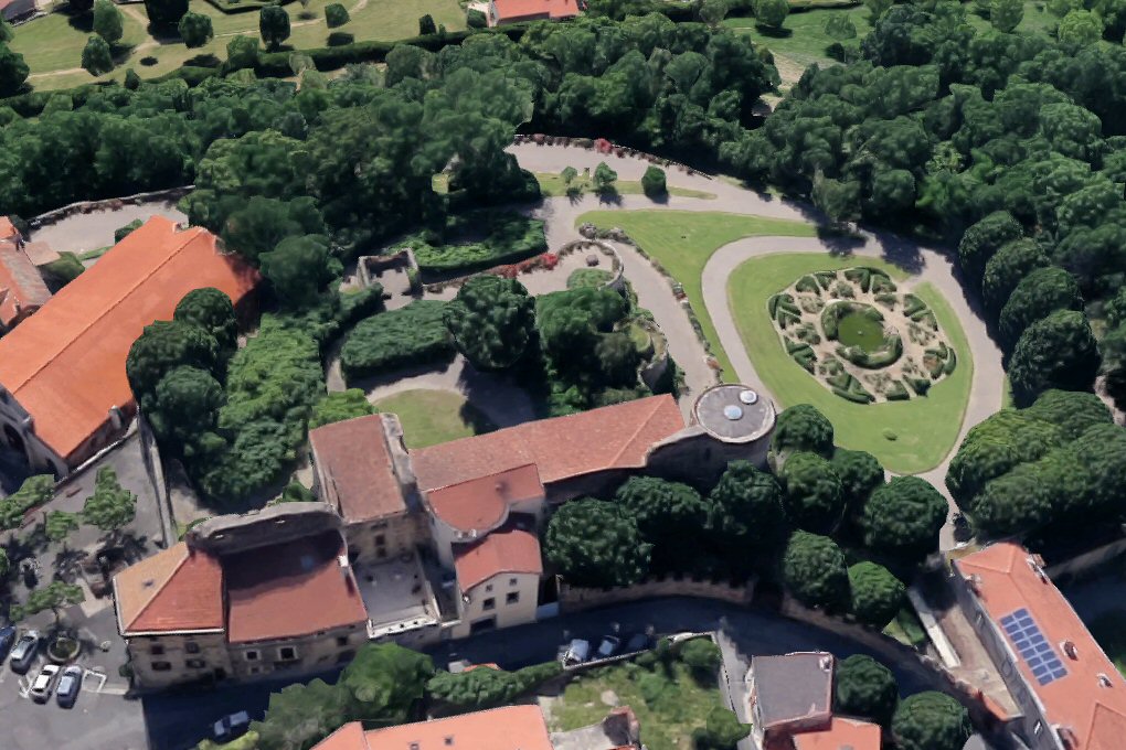 Château de Mirefleurs, situé dans le bourg