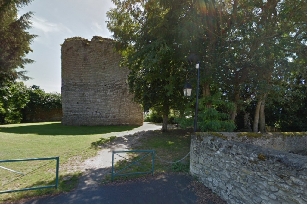 chateau des Montils, visite des extérieurs de la tour (vestiges)