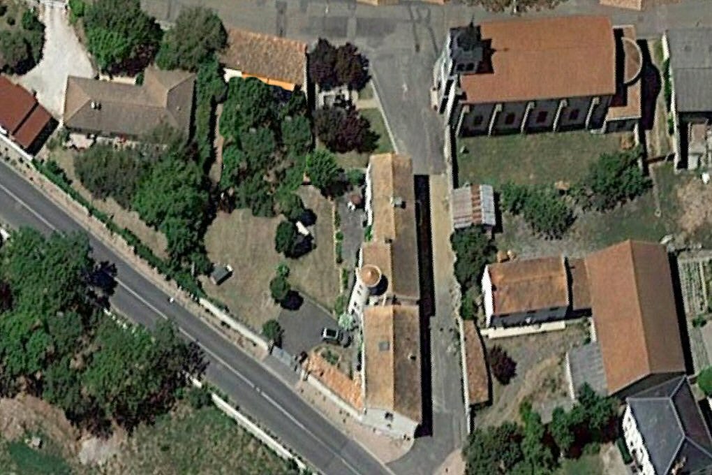 manoir de Sardon, visible près de l'église