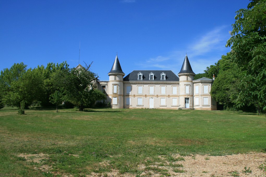 chateau de Chavy à Ozenay, bâti dans le style néo-gothique