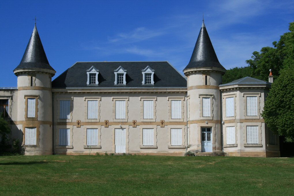 chateau de Chavy à Ozenay, bâti dans le style néo-gothique