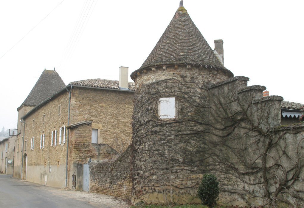 chateau de Rossan à Davayé, situé à flanc de coteau