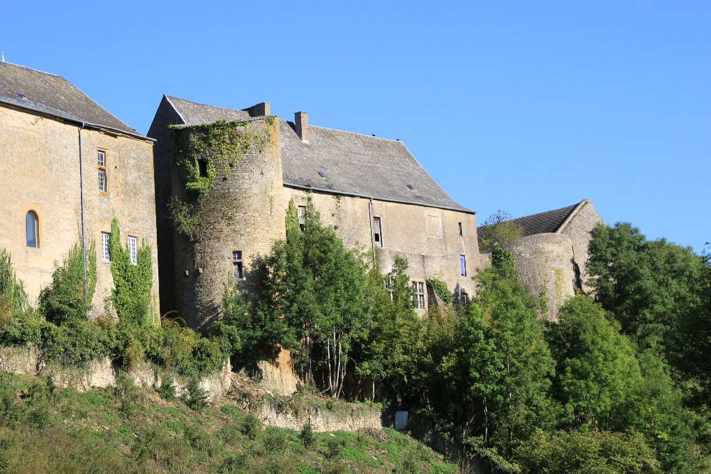 chateau de Roussy le Village, visible de l'extérieur