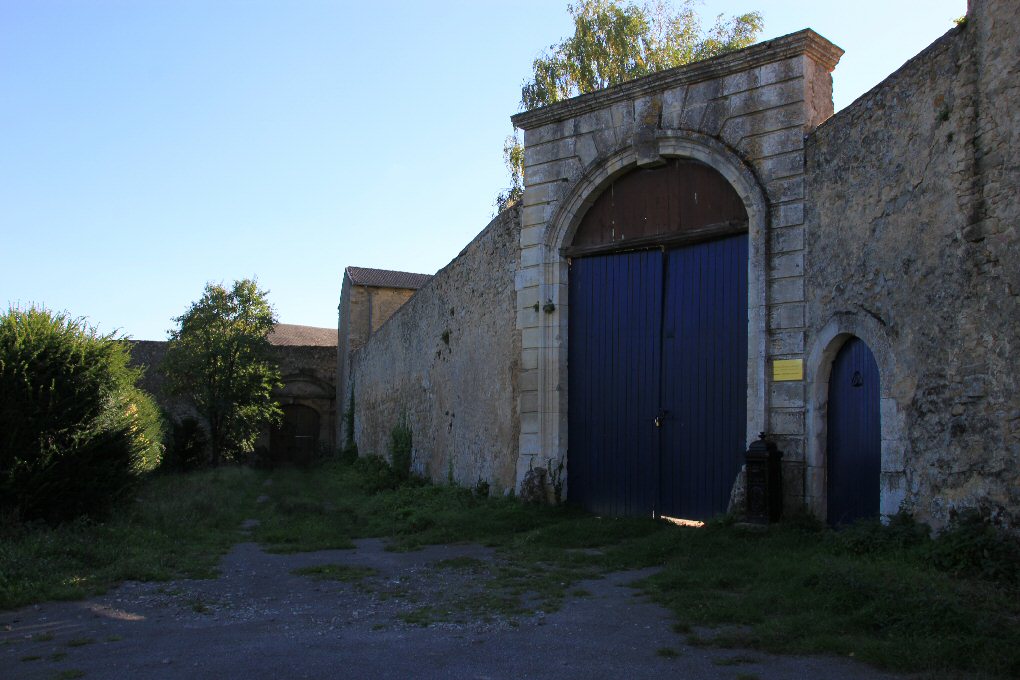 chateau de Roussy le Village, visible de l'extérieur