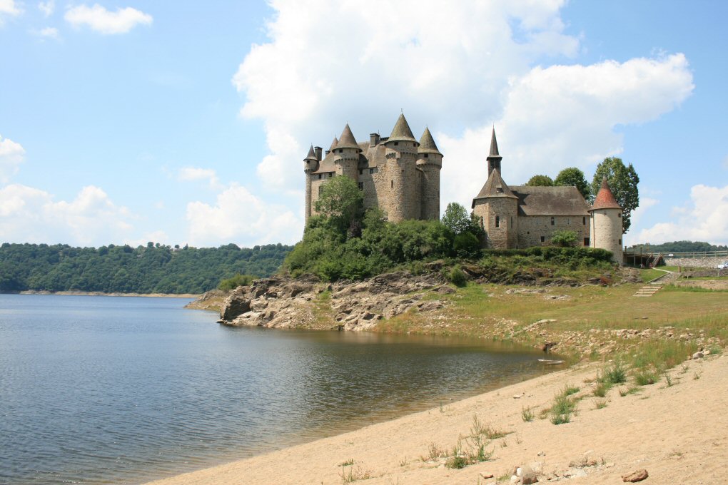 château de Val à Lanobre : ouvert au public
