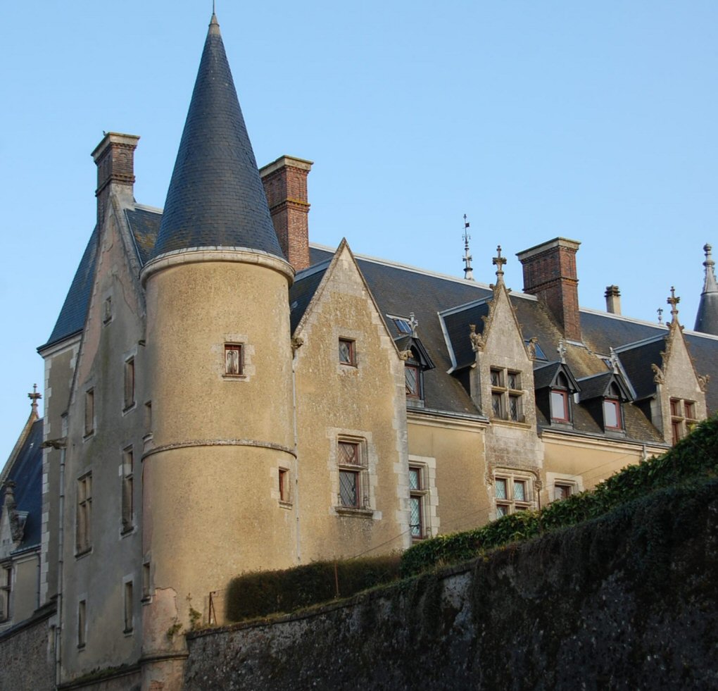 chateau de Beaumont les Autels, visible de l'extérieur
