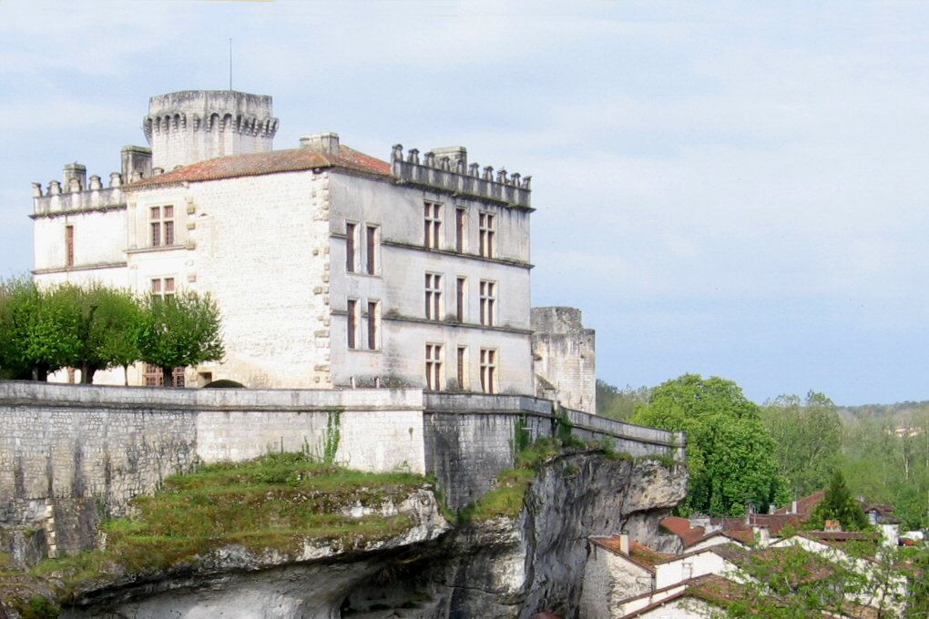 chateau de Bourdeilles, ouvert au public visites voir le site