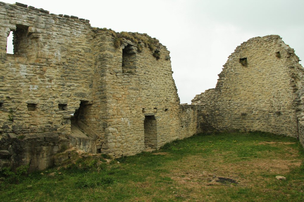 chateau d'Oliferne a Vescles, ouvert au public (vestiges)