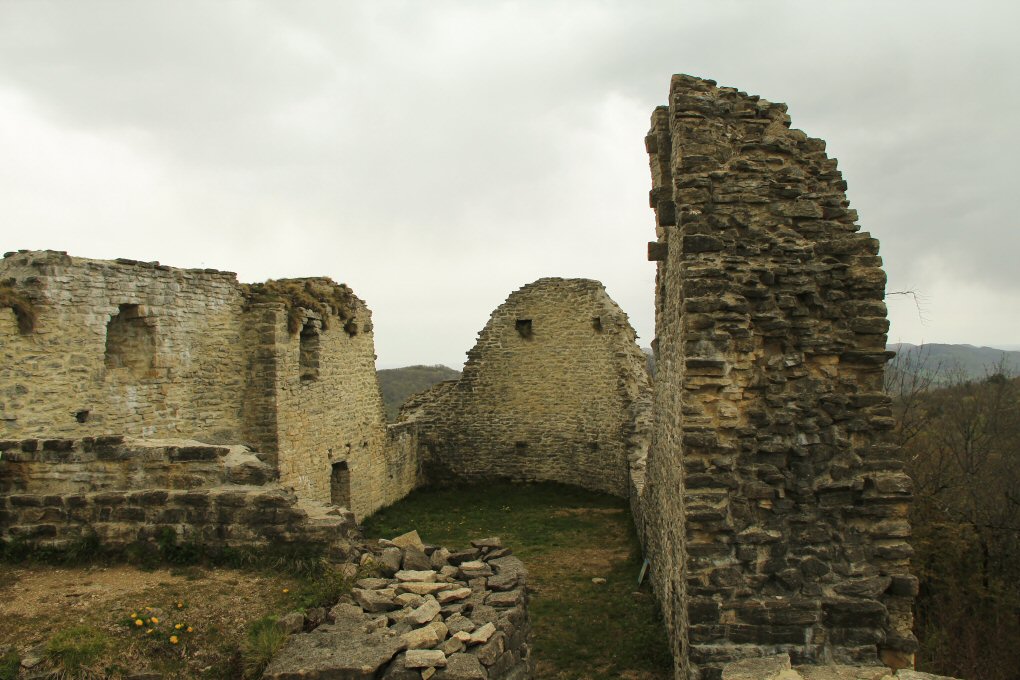 chateau d'Oliferne a Vescles, ouvert au public (vestiges)