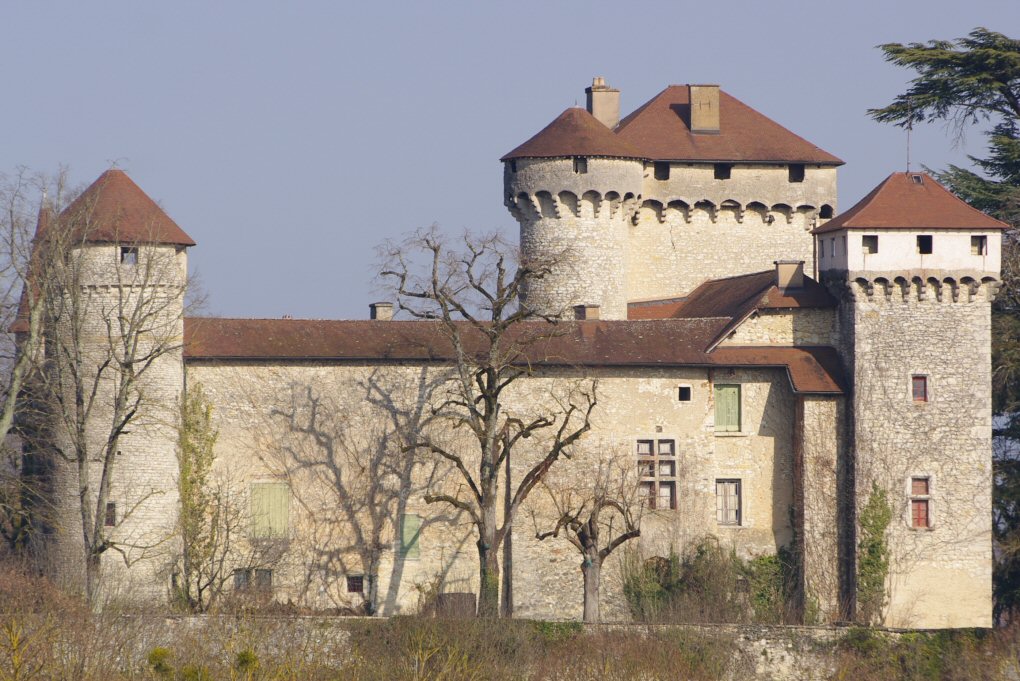 chateau de Serrières à Trept, inscrit MH le 18 mai 1992