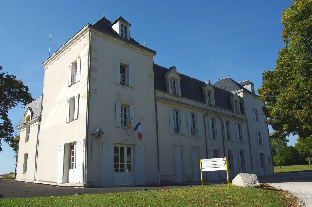 chateau de Vaux sur Mer, accueille la mairie aujourd'hui