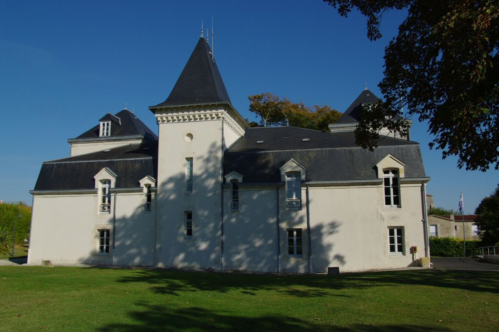 chateau de Vaux sur Mer, accueille la mairie aujourd'hui