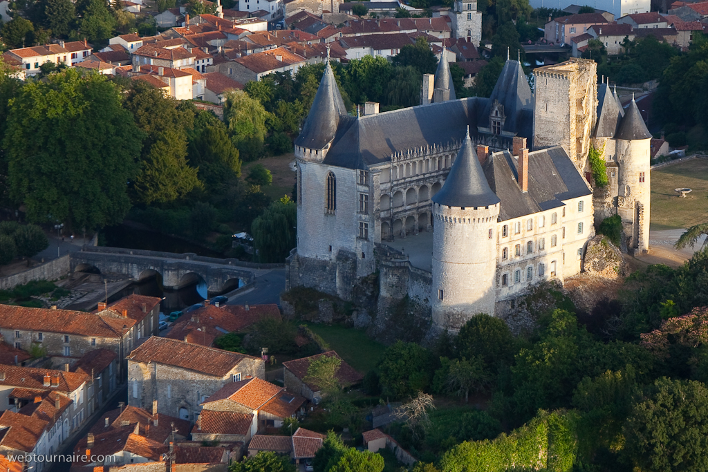 photos du chateau de La Rochefoucauld, photos aériennes