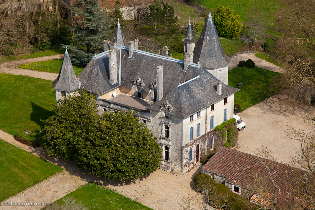 chateau de Chatelard à Meursac : inscrit MH le 19/09/2001