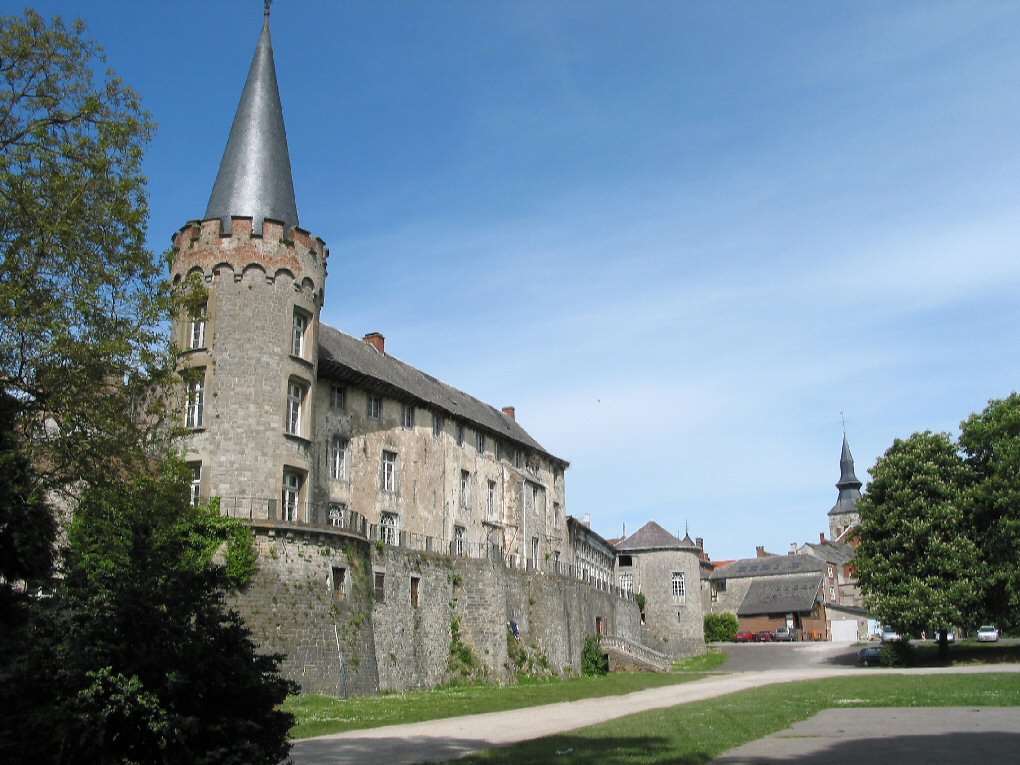 chateau de Florennes : visible de l'extérieur