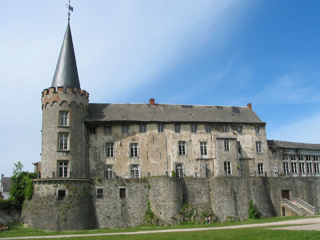 chateau de Florennes : visible de l'extérieur
