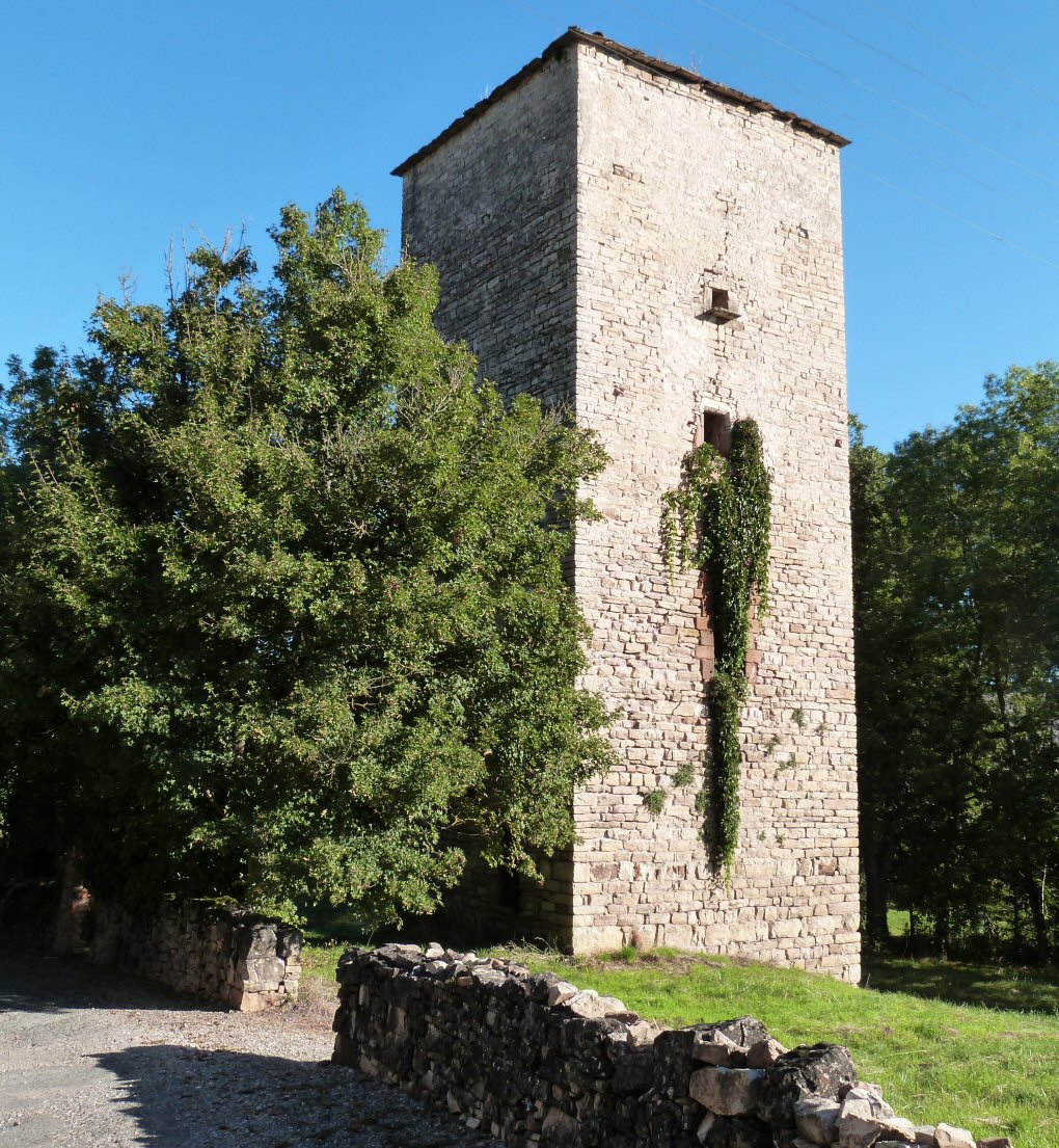 tour des Cabannes - Les Cabannes, visible près de l'église